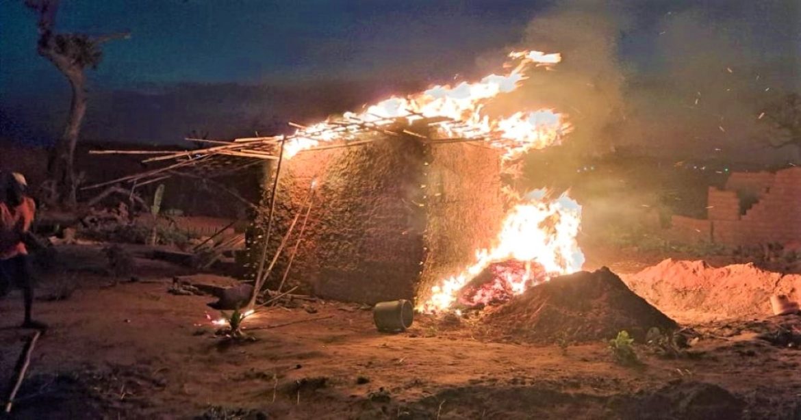 Terroristas incendeiam 45 casas em Memba - Jornal Notícias