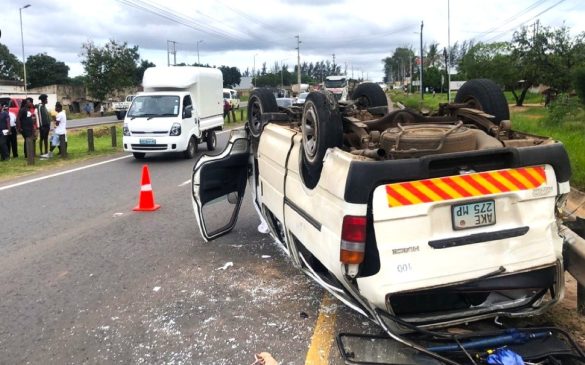 “Chapa” capota e faz 16 feridos na Matola - Jornal Notícias